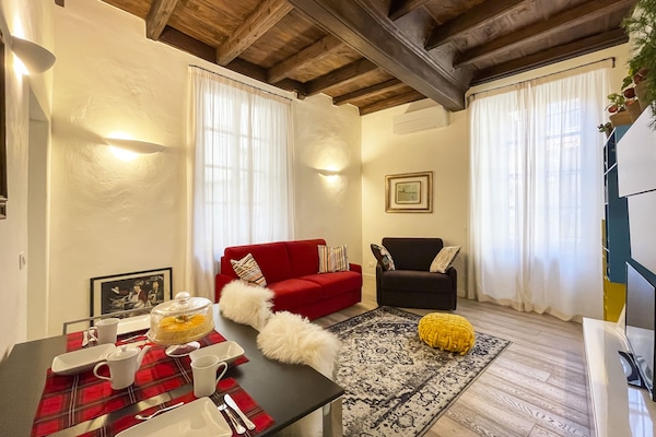 Apartamento Superior, junto ao pátio | Sala de estar | Smart TV de 40 polegadas com canais digitais