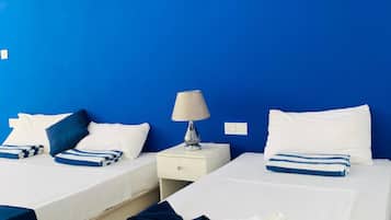 Quarto triplo standard | 1 quarto, frigobar, individualmente mobiliados, Wi-Fi de cortesia