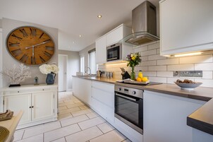 Um frigorífico, uma máquina de lavar louça, uma chaleira elétrica 