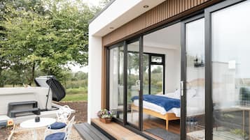 Cabana de Madeira de Luxo, 1 cama king-size, banheira de hidromassagem grande, vista para o lago | Lençóis de algodão egípcio, roupa de alta qualidade