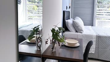 Quarto Standard, 1 cama de casal | Secretária, secretária adequada para computadores portáteis
