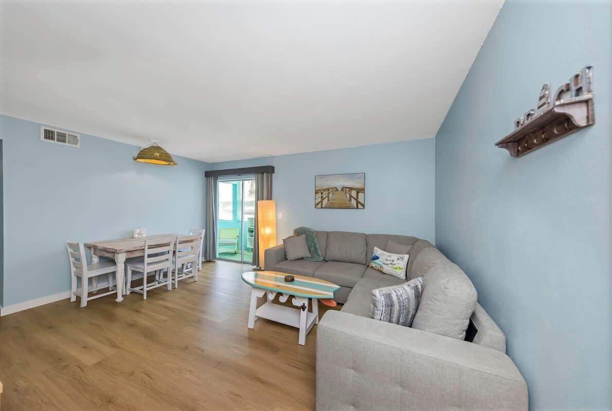 Luxurious King Bed! Steps To Beach, Town & Park! - Dunedin, FL