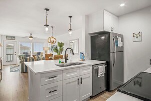 Condo, várias camas, varanda, vista para o oceano (Casa Sea-Esta) | Cozinha privada | Geladeira, micro-ondas, fogão, cooktop