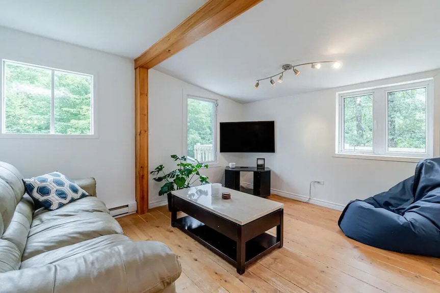 Riverside Cottage With Hot Tub - Le Chaga - Pet Friendly! - Quebec