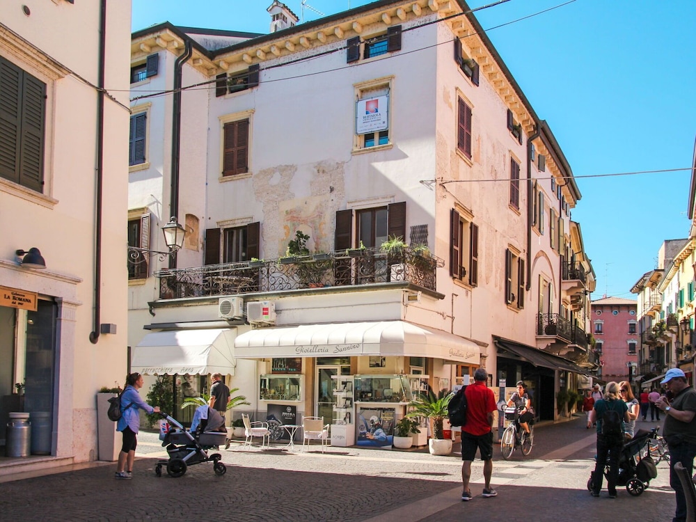 Nice Apartment In Villa For 6 Guests With Wifi, Pool, A/c, Tv, Terrace And Parking - Peschiera del Garda
