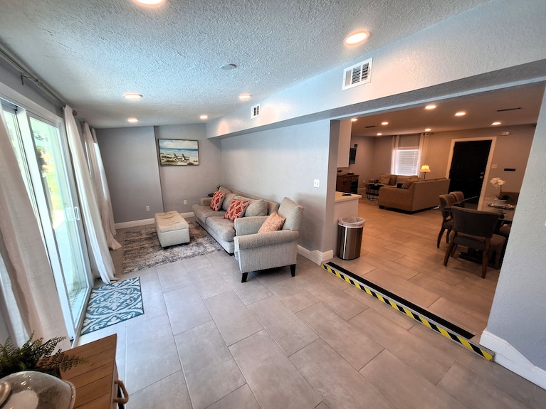 ︎Florida Getaway! New Pool Heater, Fenced Yard, Close To River And Beaches! - Sebastian, FL