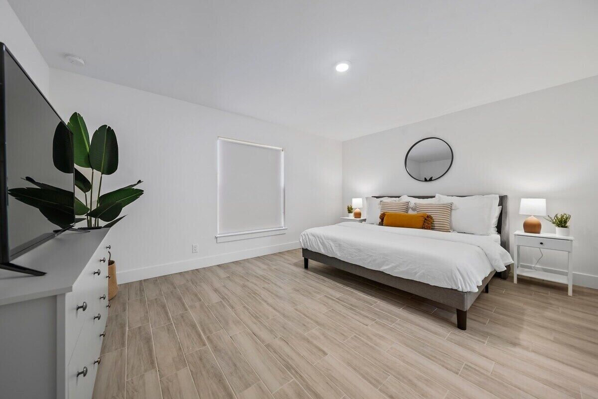New! Few Minutes To Downtown, 10 To The Beach! - West Palm Beach, FL