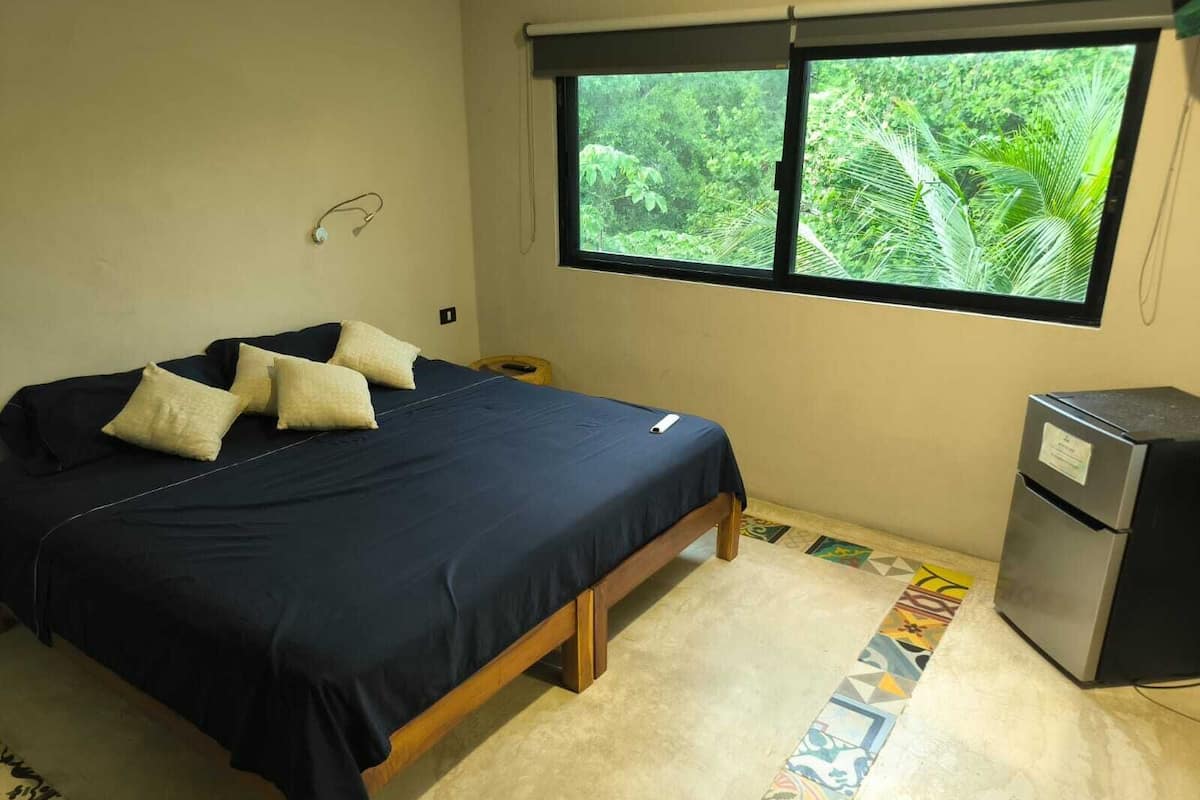 Quarto Deluxe, 1 cama king-size, casa de banho anexa | Secretária, secretária adequada para computadores portáteis 