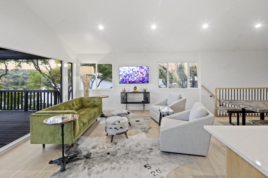 The Armadillo Villa! Hillside Haven With A Panoramic View Of The Colorado River - Marble Falls, TX