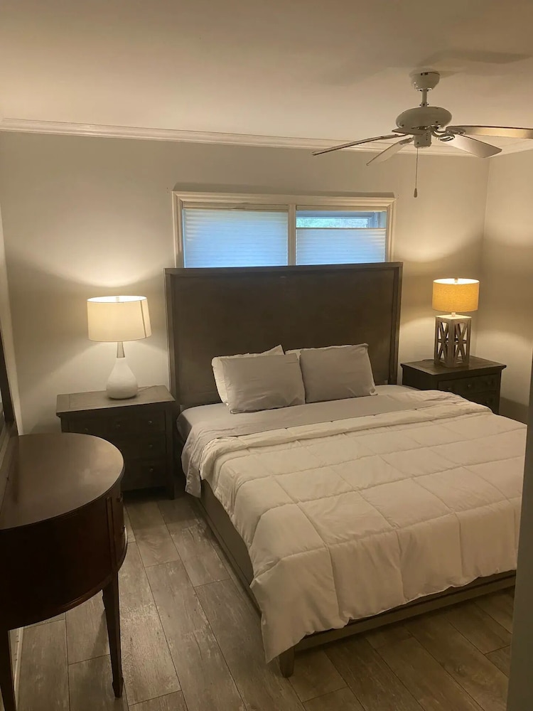 Charming Ridgeway Cottage - Crystal Beach