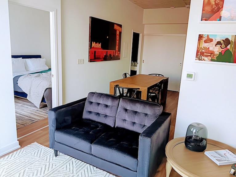 Chic Modern Apartment In Toronto's Vibrant West End - Toronto