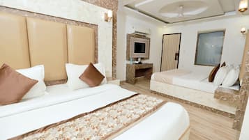Quarto Quádruplo Deluxe | Sala de estar | TV de ecrã plano