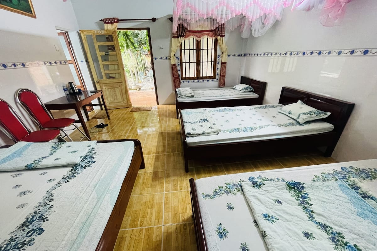 Dormitório Partilhado Familiar, vista para o jardim | 1 quarto, roupa de alta qualidade, edredões de penas, cofre no quarto