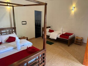 Quarto Triplo Deluxe | Edredões de penas, secretária, Wi-fi grátis