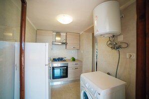 Casa Standard, 3 quartos (Casa Panorama 1 In Front Of The Sea) | Cozinha privada | Um frigorífico, um forno, uma placa de cozinha, uma cafeteira/bule