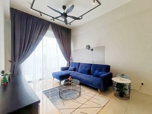 Apartamento Deluxe, não fumadores | Sala de estar | Televisor LED, ténis de mesa 