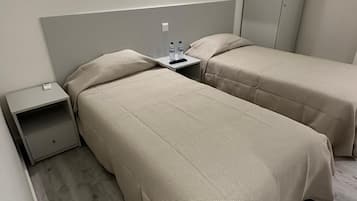 Quarto casal básico | Edredons de pluma, escrivaninha, Wi-Fi de cortesia