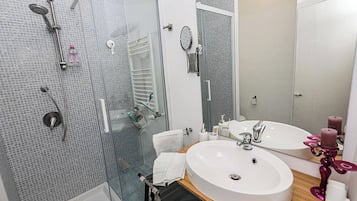 Apartamento, 1 quarto, varanda | Casa de banho
