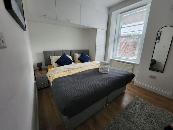 Dundee - 1 Bed - Sleeps 5 - Pet Friendly - Dundee