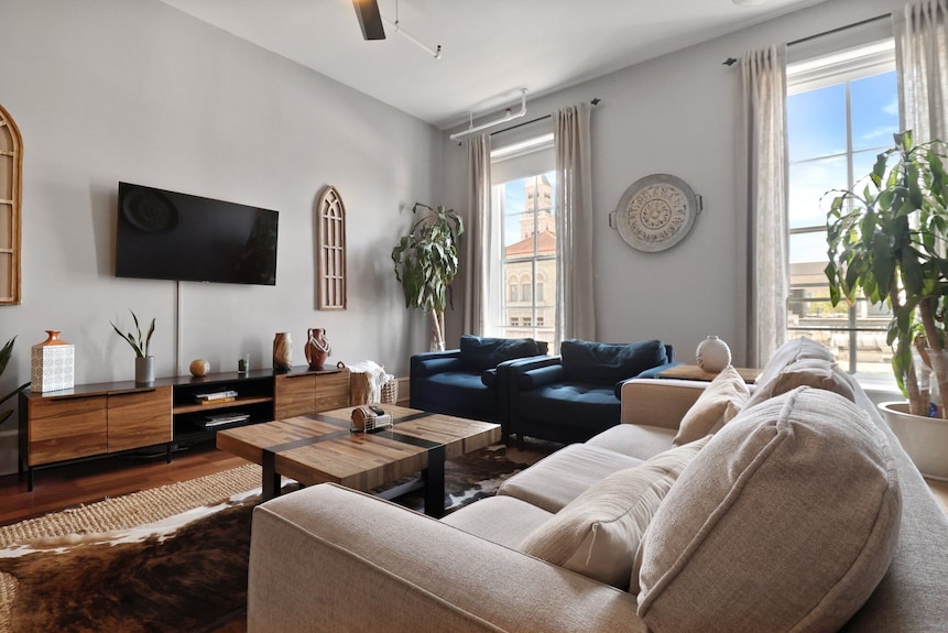 Unbeatable Location - A True Gem Above Broughton Street By Lucky Savannah - Savannah