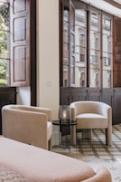 Deluxe | Roupa hipoalergénica, cofre no quarto, secretária