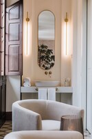 Deluxe | Casa de banho | Artigos de higiene pessoal grátis, um secador de cabelo 