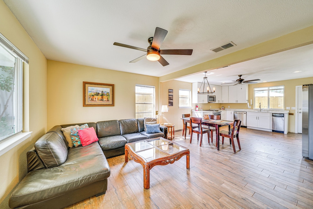 Sunny San Antonio Home Near Downtown: Pets Welcome - San Antonio, TX