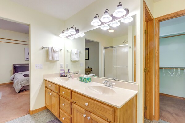 Hot Tub + Deck: 'Holiday Island Fairway Estate - Promised Land Zoo, Eagle Rock