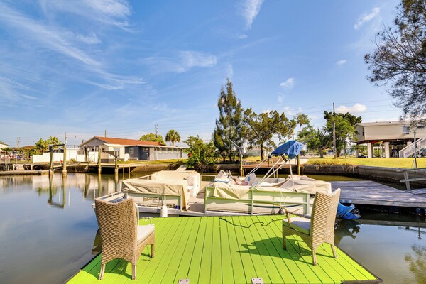 1 Mi To Beach: Home W/ Dock On Canal In Hudson - Spring Hill, FL