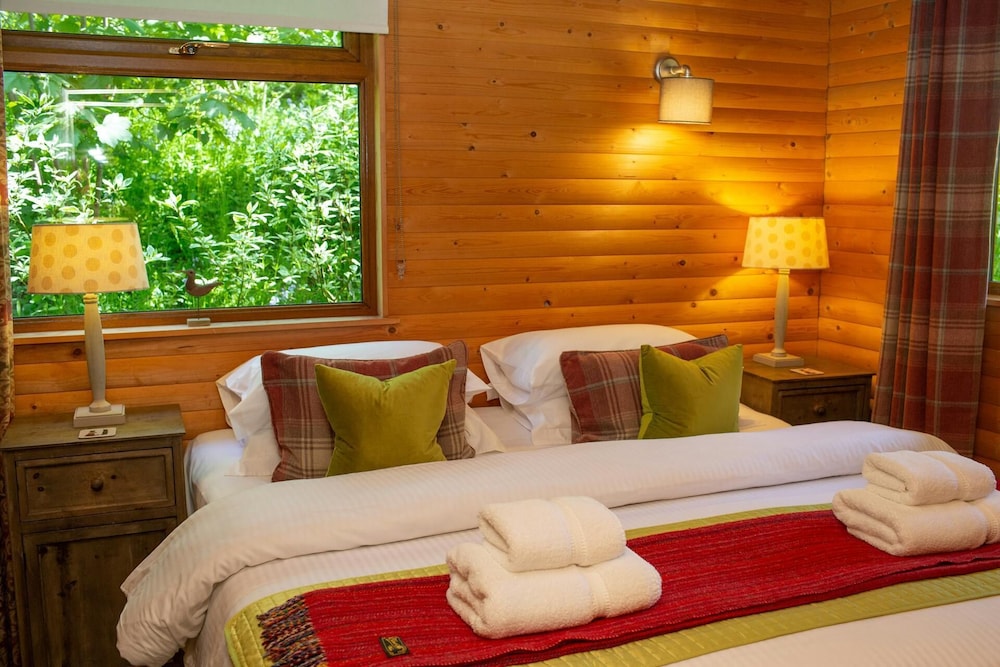 Fiddlers Green Log Cabin, Tenby - Manorbier