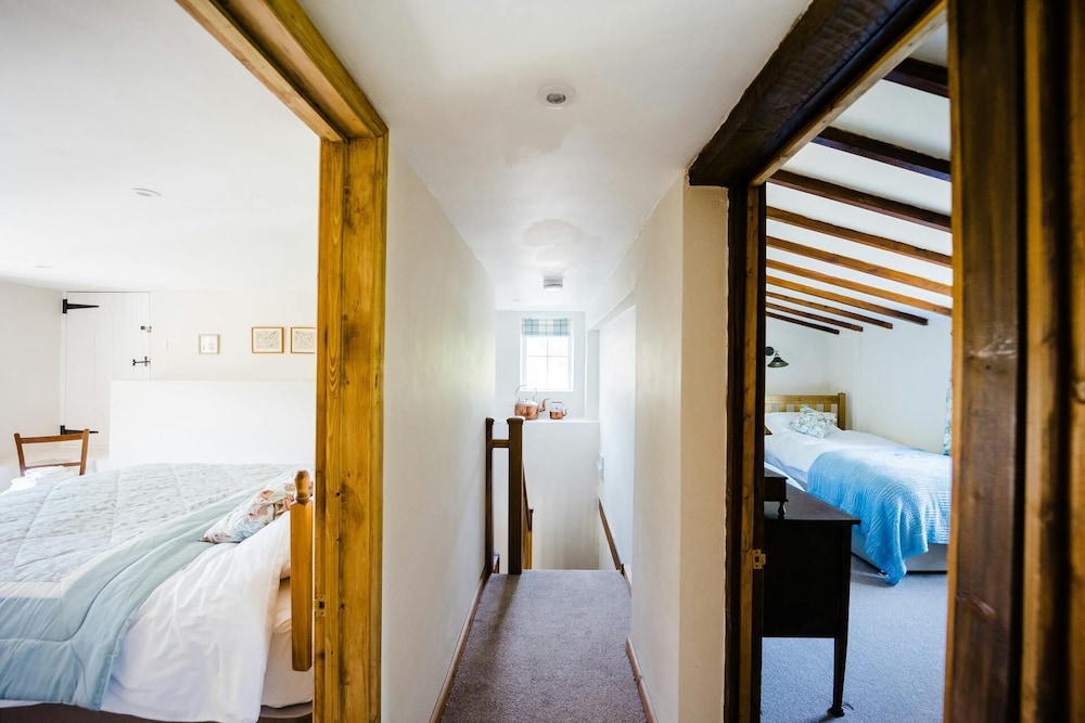 Bayvil, Newport - Four Bedroom Cottage, Sleeps 8 - Carmarthenshire