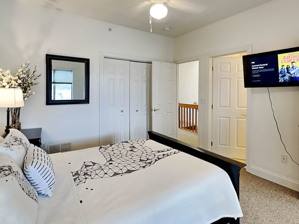 Cassiopeia | Incredible Game Room, Hot Tub + Fantastic Location! - McHenry | Vrbo