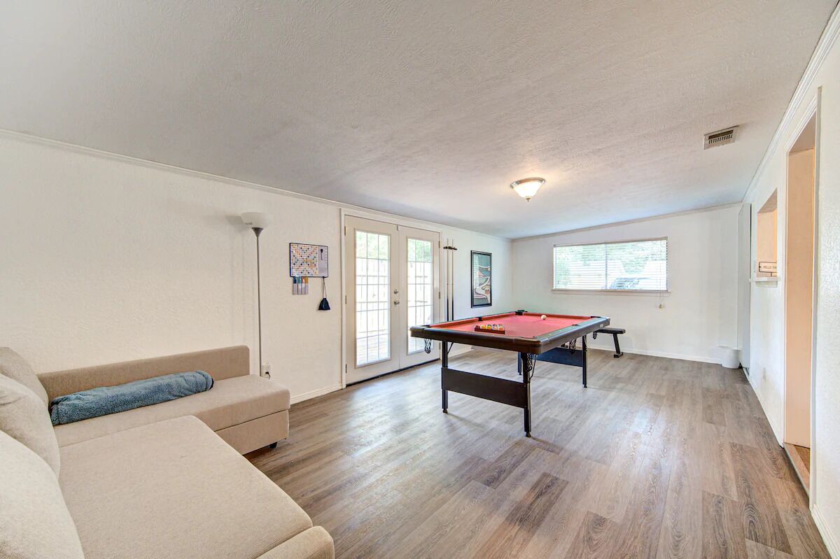 King Bed With Pool Table, Decked Patio And, Gym. - Beaumont, TX