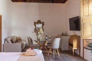 Quarto Duplo Familiar, Vista para a cidade | Sala de estar | Televisor