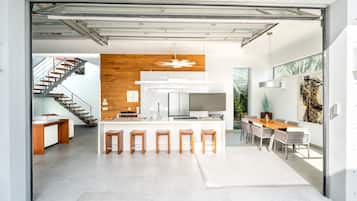 Um frigorífico/congelador grande, um micro-ondas, um forno