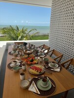 Café da manhã feito na hora grátis todos os dias