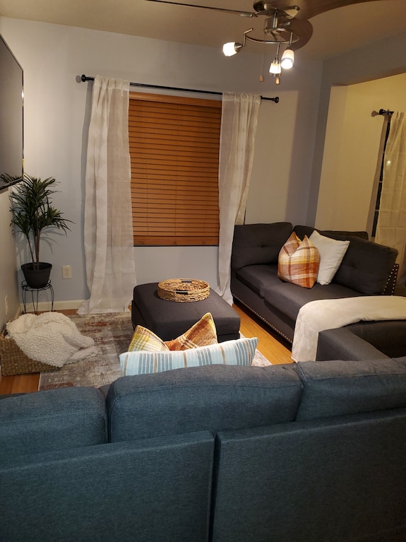 Cozy 2 Bedroom With King Bed, 2 Full Bathrooms Conveniently Located In The Heart Of Muskegon!!! - Muskegon, MI