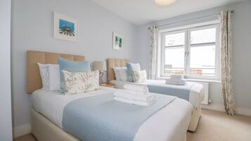 3 quartos, com decoração personalizada, com mobília individualizada