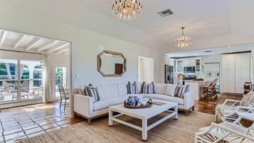 Casa, 3 camas individuais (The Glenn House Vacation Home - New) | Sala de estar | TV de ecrã plano