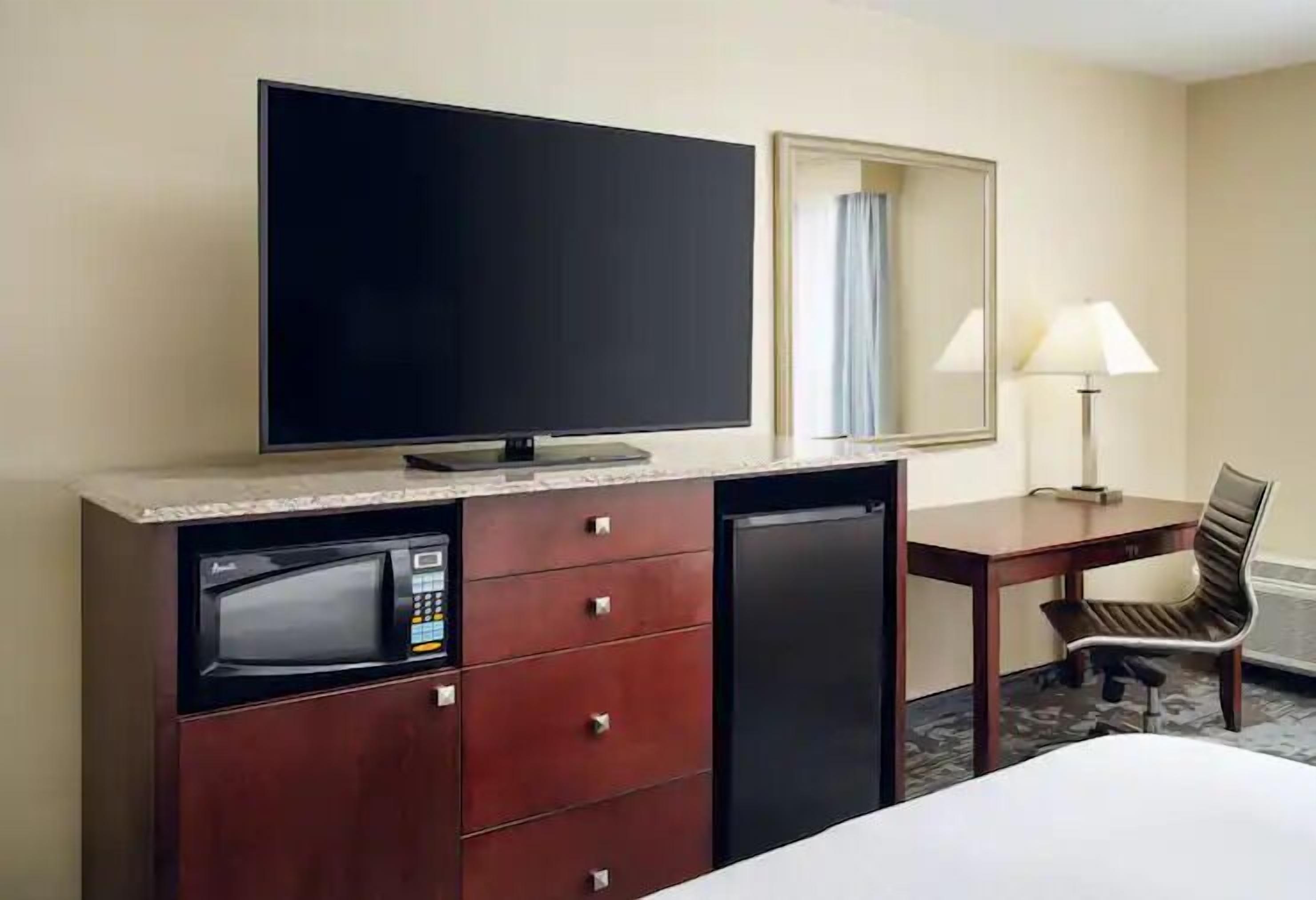 Tranquil Oasis: Minutes To Bridge Tar River Trail. Onsite Pool. Free Parking! - Rocky Mount, NC