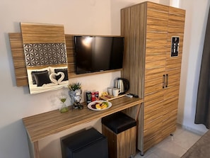 Basic Double Room for Two, Balcony, City View | Roupa de alta qualidade, minibar, secretária 