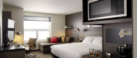 Secretária, cortinas/cortinados opacos, ferro/tábua de engomar