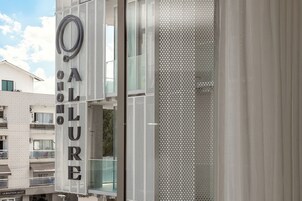 Fachada de um edifício moderno com uma grande placa com a inscrição 'OMLURE'.
