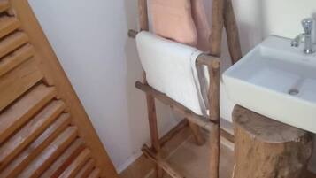 Casa de Campo Tradicional, 1 quarto, não fumadores, vista para o jardim | Casa de banho | Um polibã, um chuveiro fixo, chinelos, toalhas fornecidas