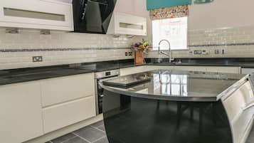 Um frigorífico, uma máquina de lavar louça, uma chaleira elétrica