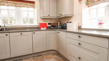 Um frigorífico, utensílios de cozinha