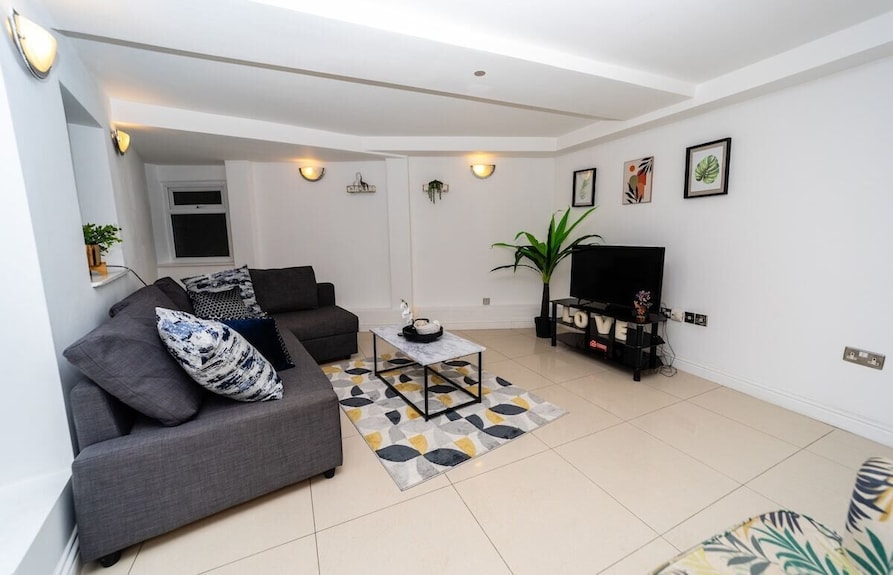 Spacious Flat With Patio & Parking In City Centre - Wokingham