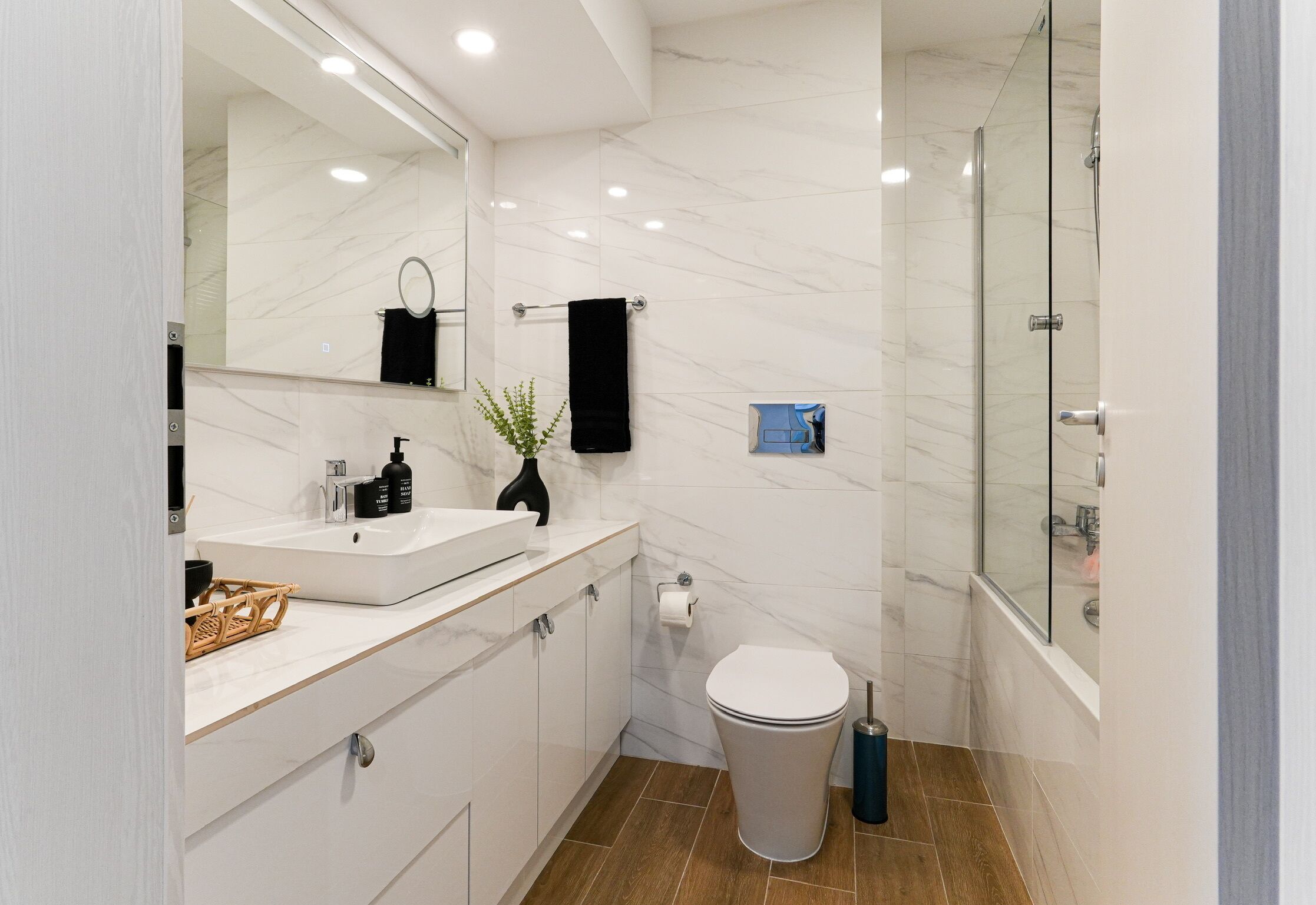 Apartamento superior, sacada | Banheiro | Chuveiro/banheira combinados, chuveiro com efeito de chuva