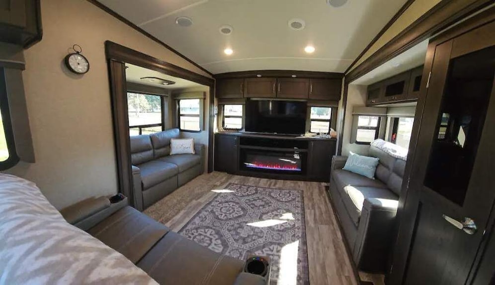 Luxurious 37' 5th Wheel. Enjoy All The Fun Of Glamping - 포크스