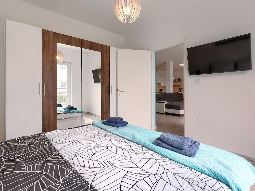 Cosy Apartment For 6 Guests With A/c, Hot Tub, Wifi, Tv, Terrace, Pets Allowed And Parking - Pješčana Uvala